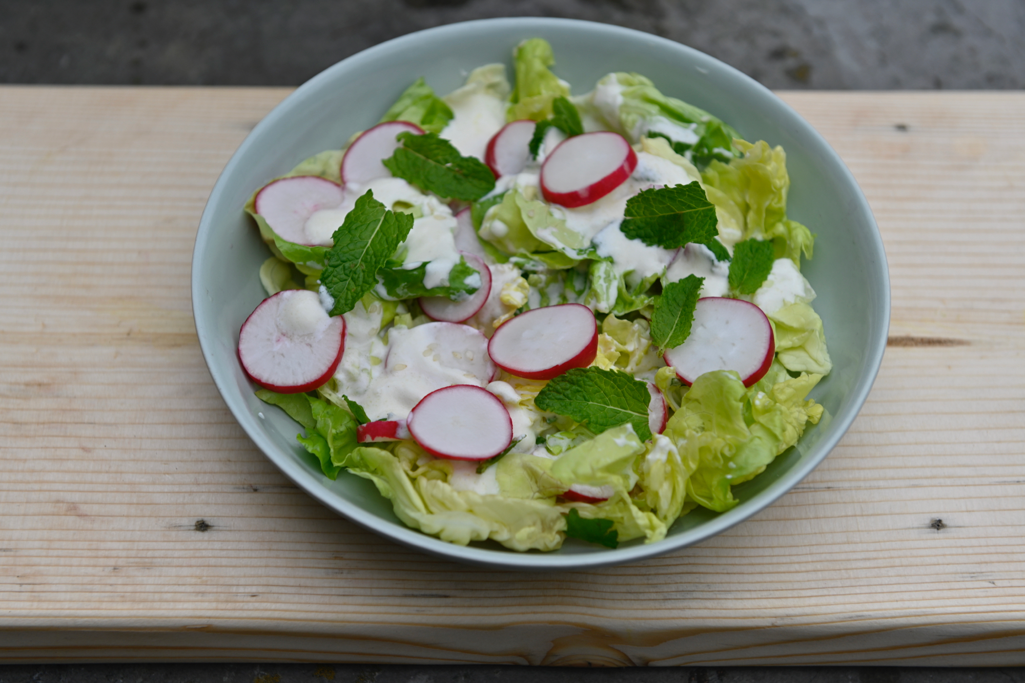 Radijs salade met een frisse munt dressing - Koken met Gabie
